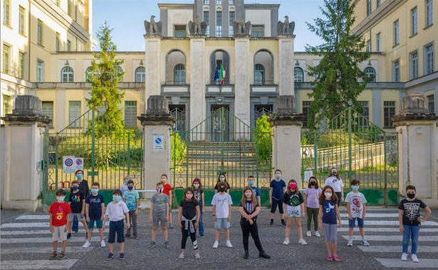 Non si rinuncia alla foto di classe: la soluzione di una scuola di Roma ...
