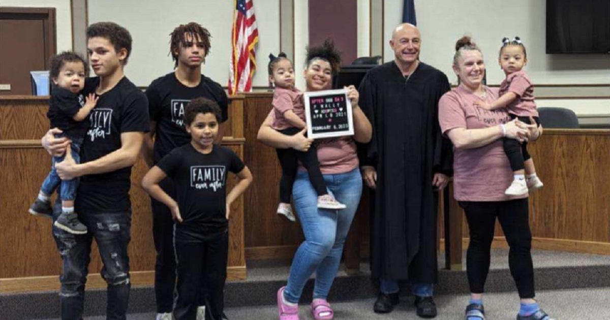 Infermiera con 5 figli adotta una giovane mamma di 3 gemelli | Mamme.it