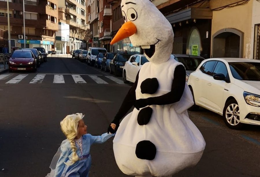 Gettare la spazzatura travestiti da cartoni animati: la tenera idea di un papà durante il ...